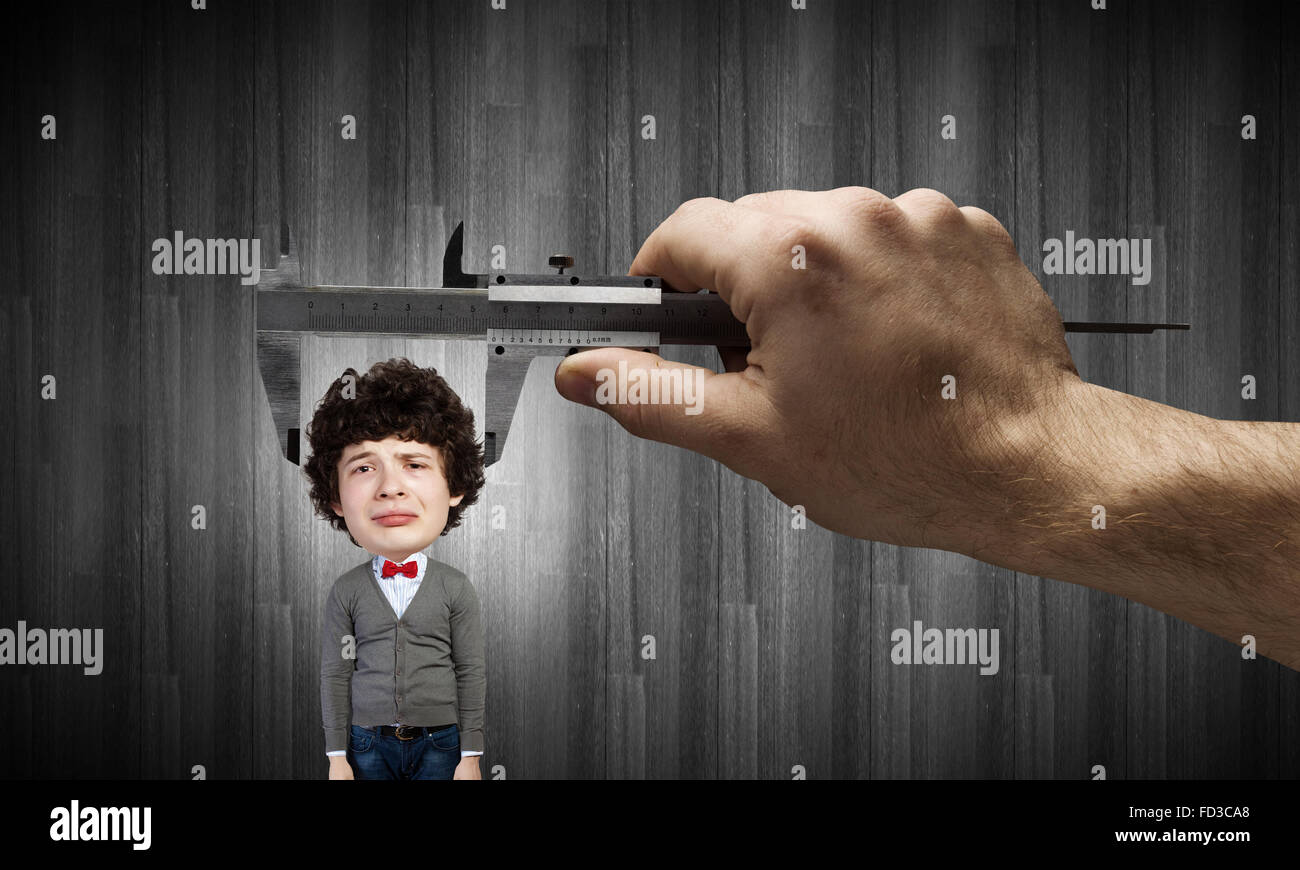 Close up of hand measuring head of guy with meter Stock Photo - Alamy