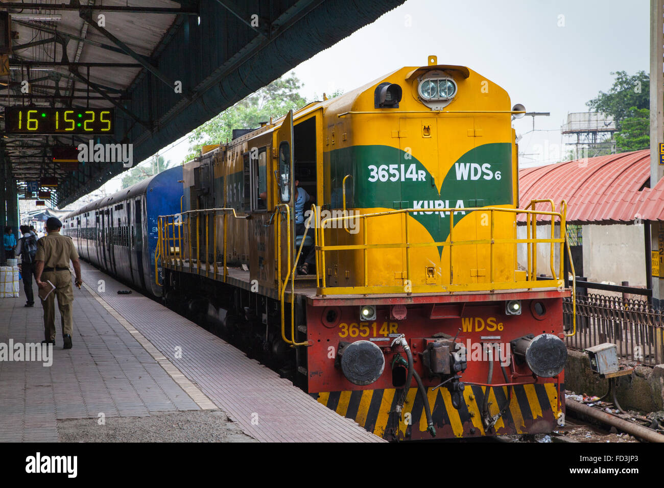 Train at platform In Chhatrapati Shivaji Terminus (Victoria Terminus ...