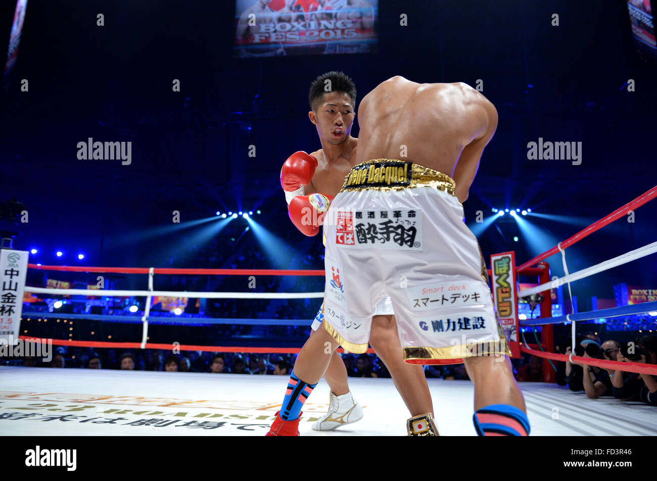 Tokyo, Japan. 29th Dec, 2015. (L-R) Takuma Inoue (JPN), Rene Dacquel ...