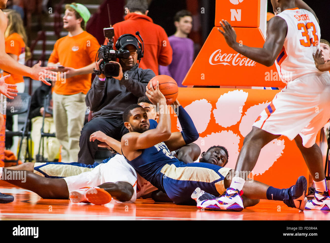 Pittsburgh Panthers forward Sheldon Jeter (21) grabs the looe ball ...
