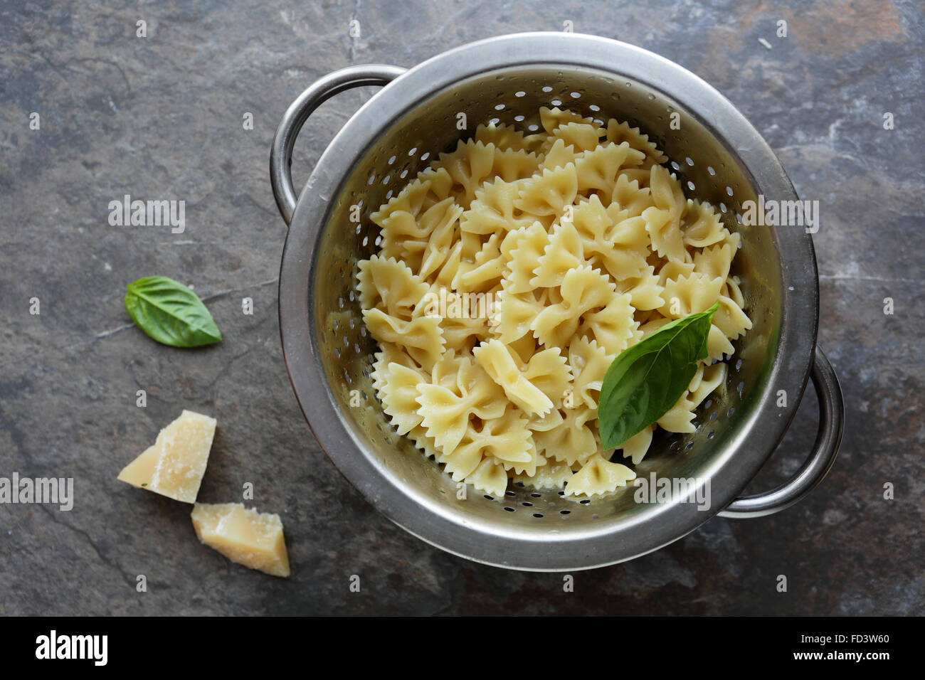Food colander hi-res stock photography and images - Alamy