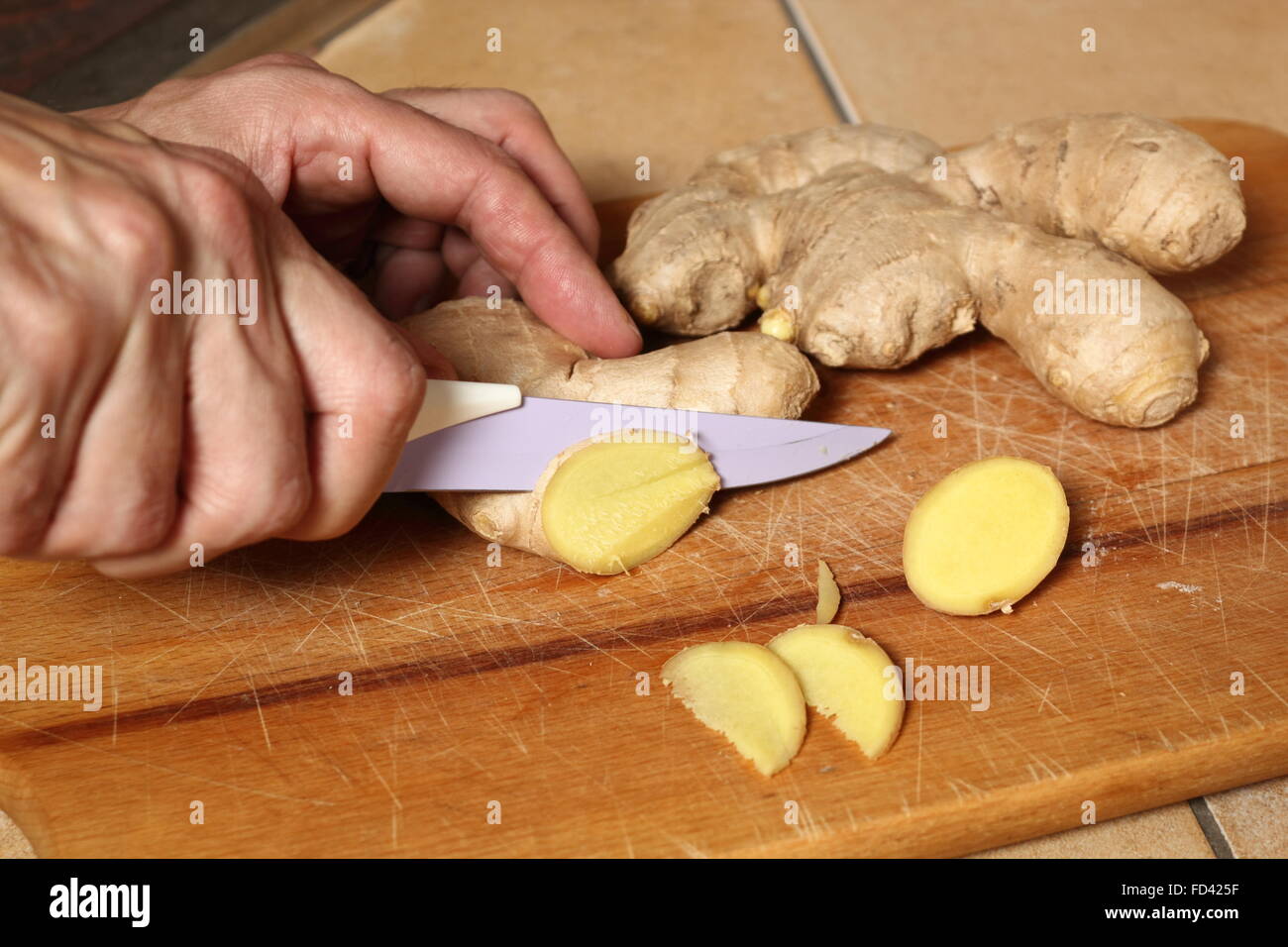 Ginger root raw Stock Photo - Alamy