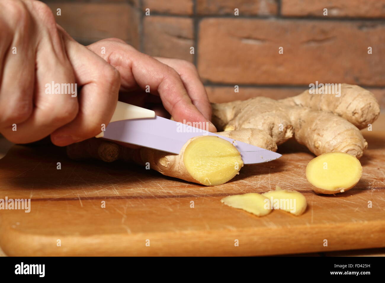 Ginger root raw Stock Photo - Alamy