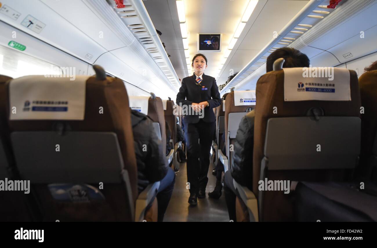 (160128) -- CHANGCHUN, Jan. 28, 2016 (Xinhua) -- A train attendant ...