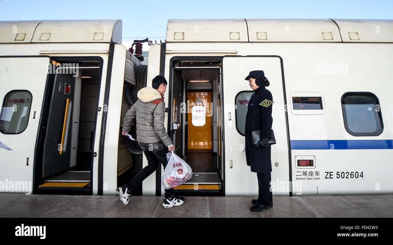 (160128) -- CHANGCHUN, Jan. 28, 2016 (Xinhua) -- A passenger boards a ...