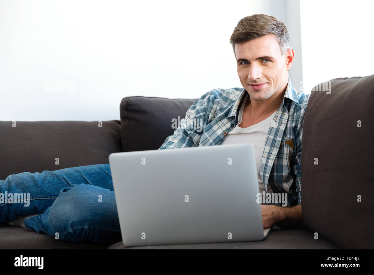 Man lying laptop smiling camera hi-res stock photography and images - Alamy