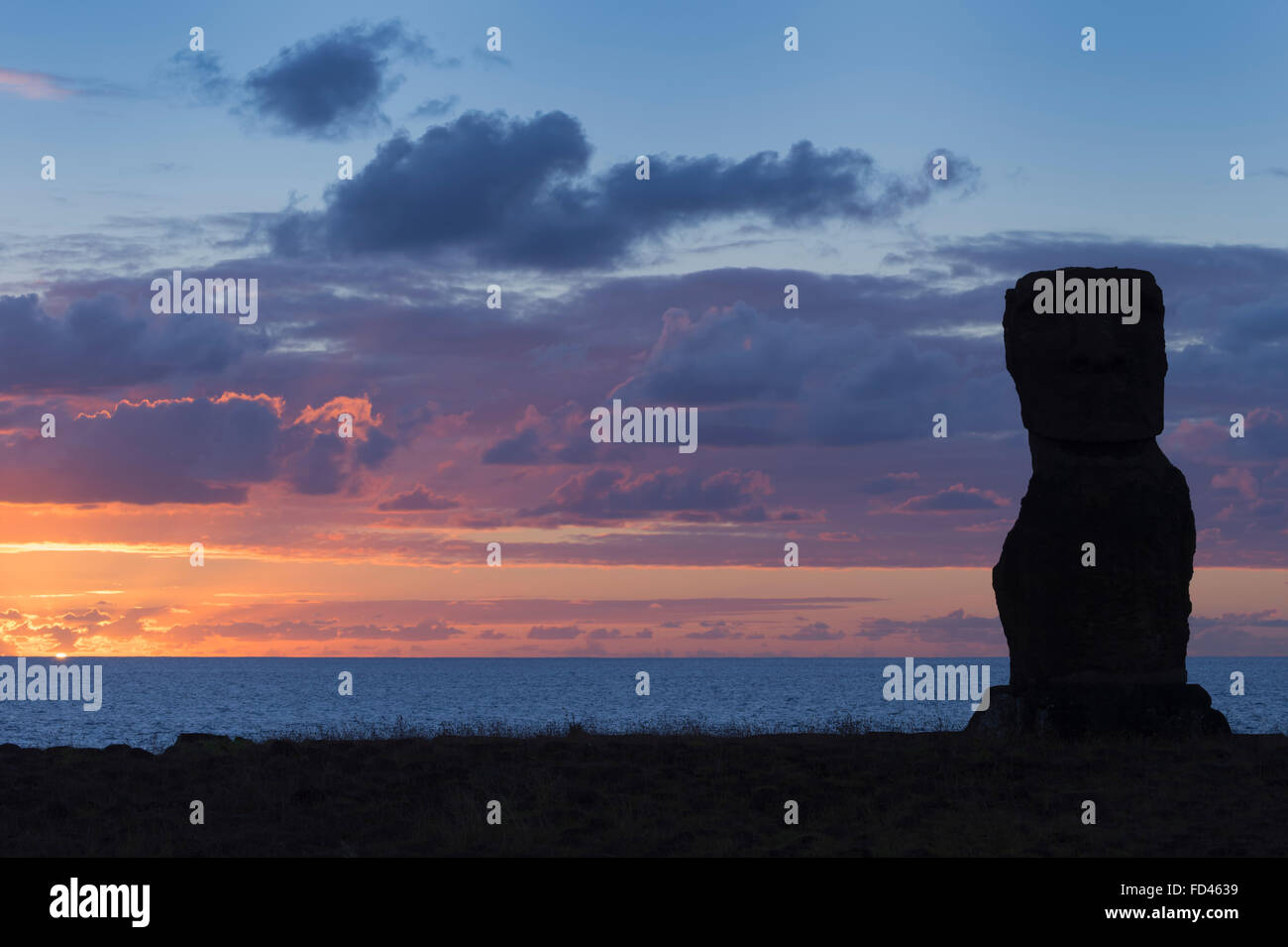 Hanga kioe moai at sunset hi-res stock photography and images - Alamy
