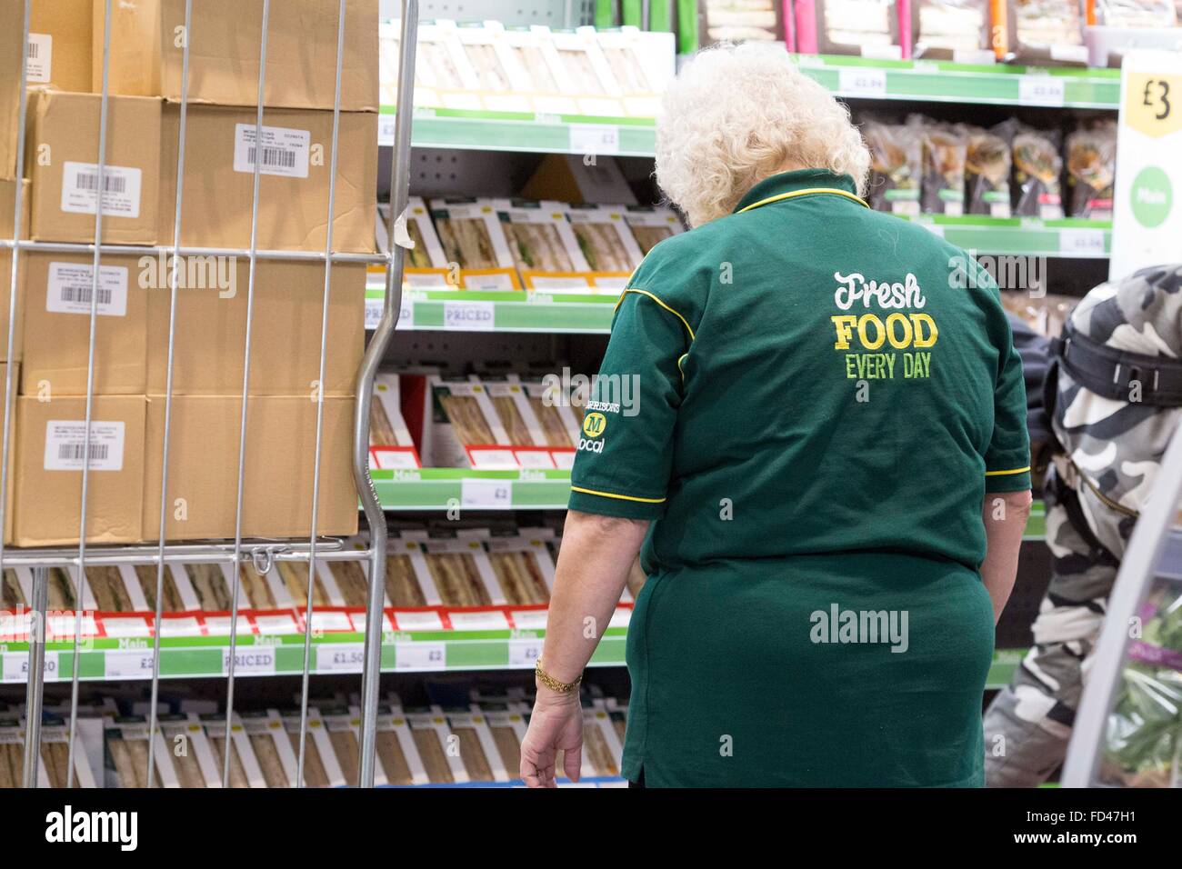 Supermarket worker hi-res stock photography and images - Alamy