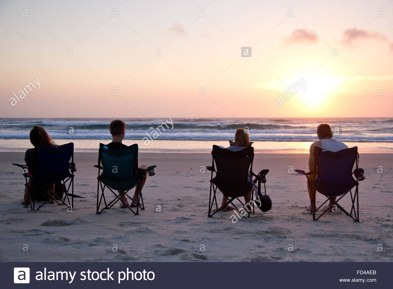 People Sitting On Sandy Beach Stock Photos & People Sitting On Sandy ...