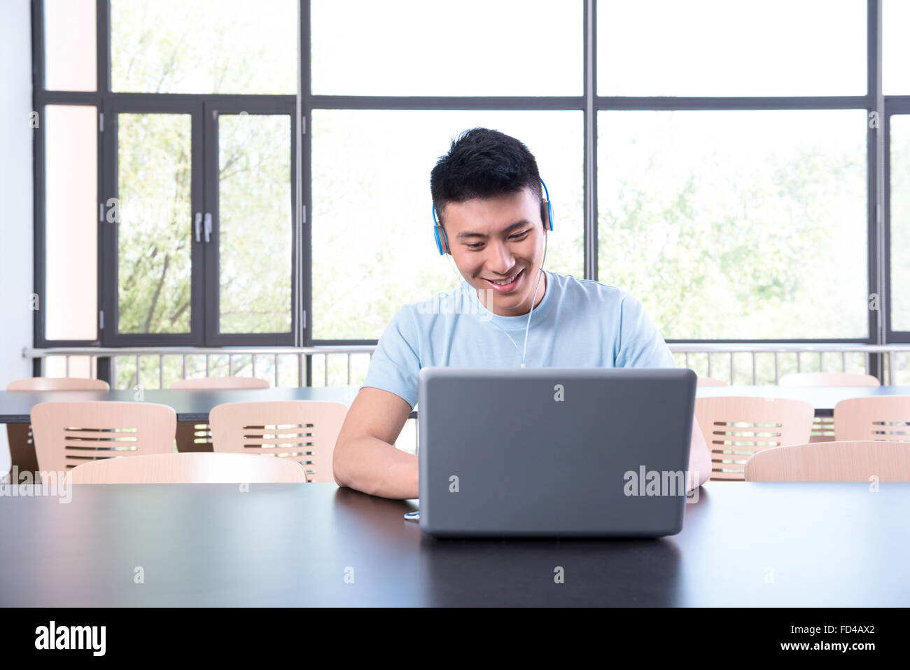 College student using laptop in library Stock Photo - Alamy