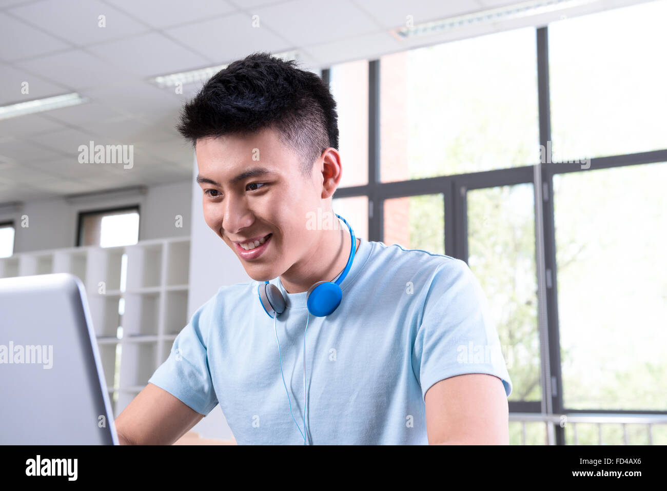 College student using laptop in library Stock Photo - Alamy