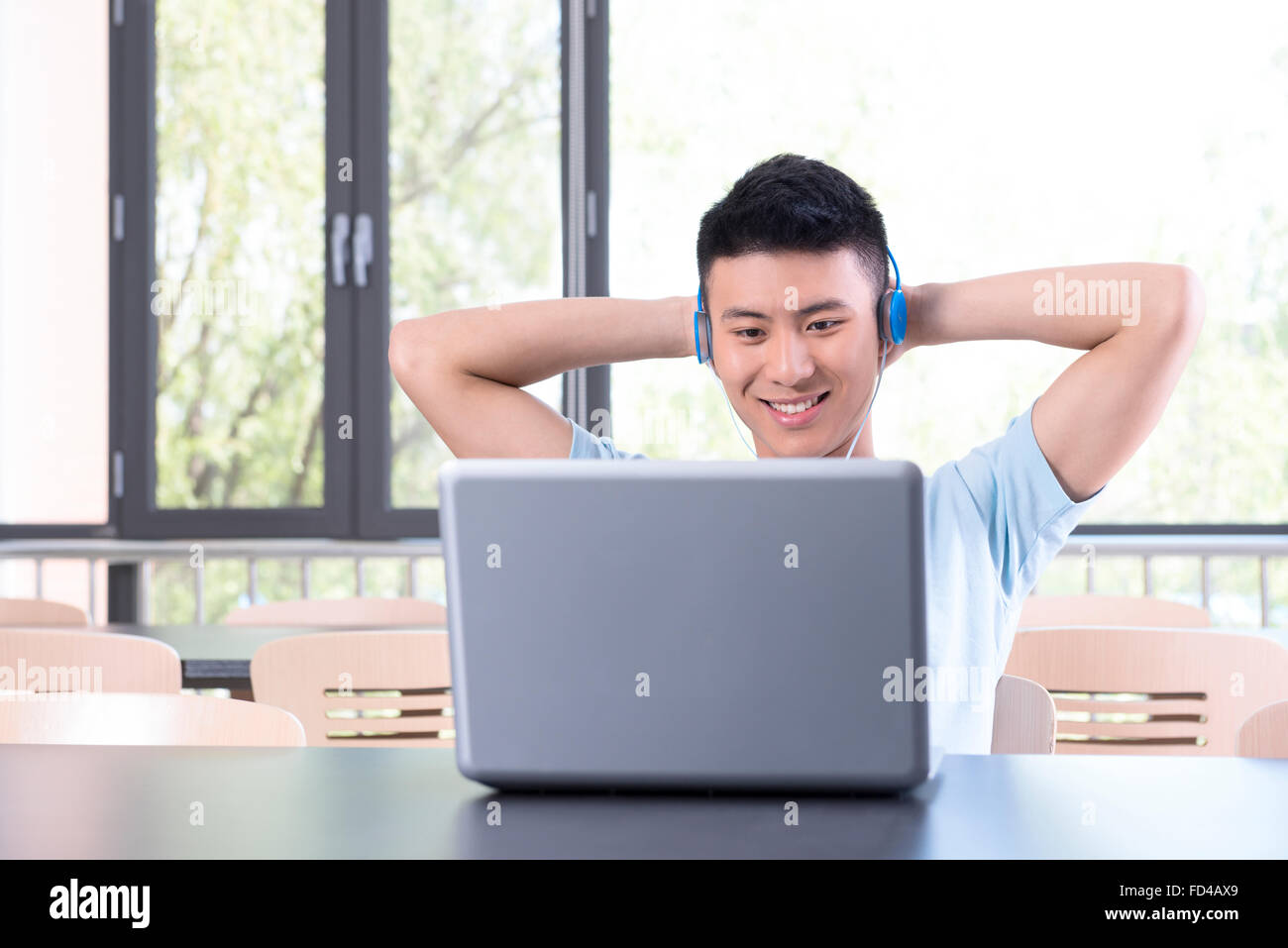 College student using laptop in library Stock Photo - Alamy