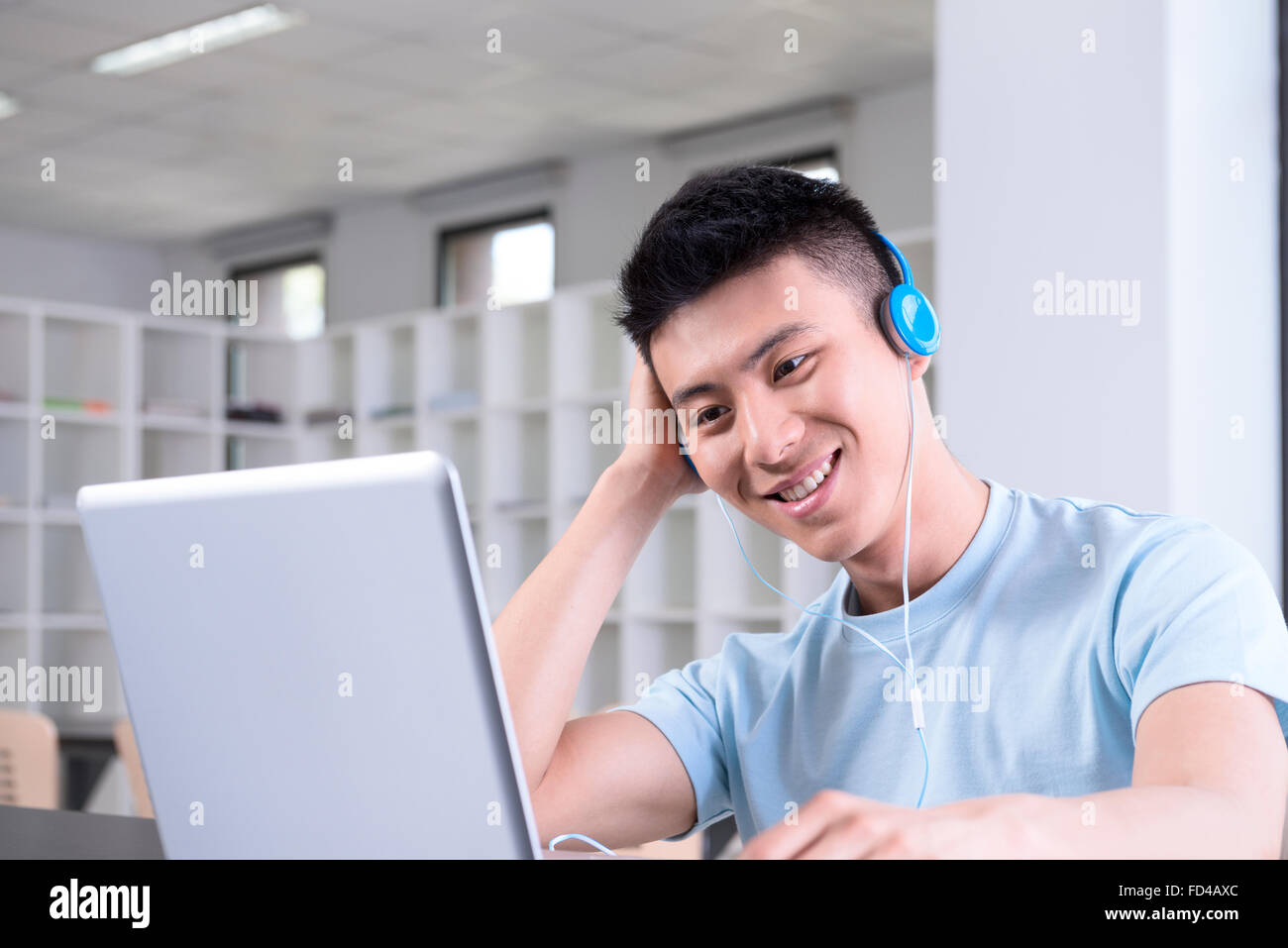 College student using laptop in library Stock Photo - Alamy