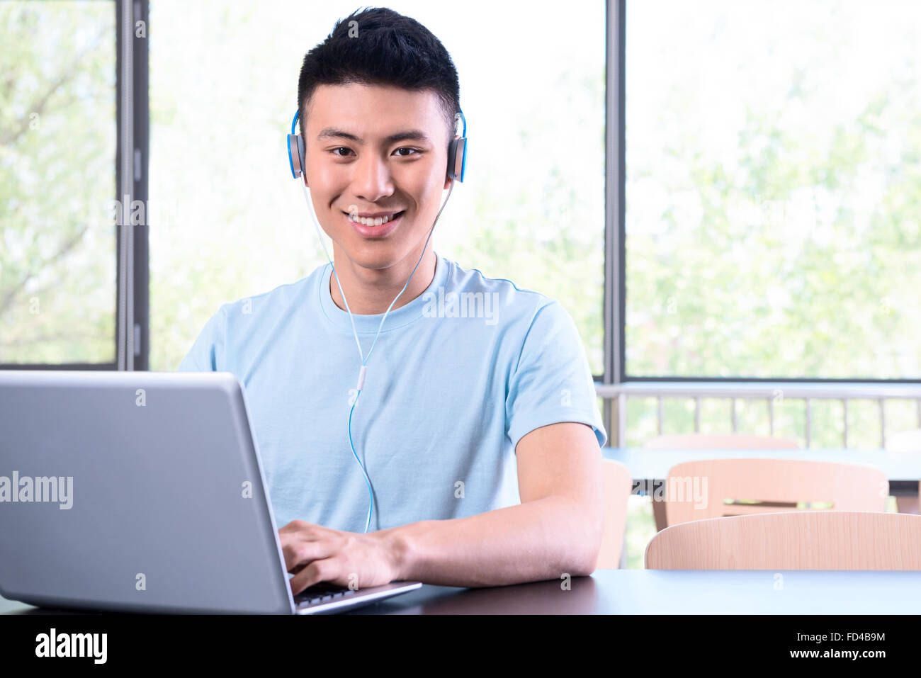 College student using laptop in library Stock Photo - Alamy