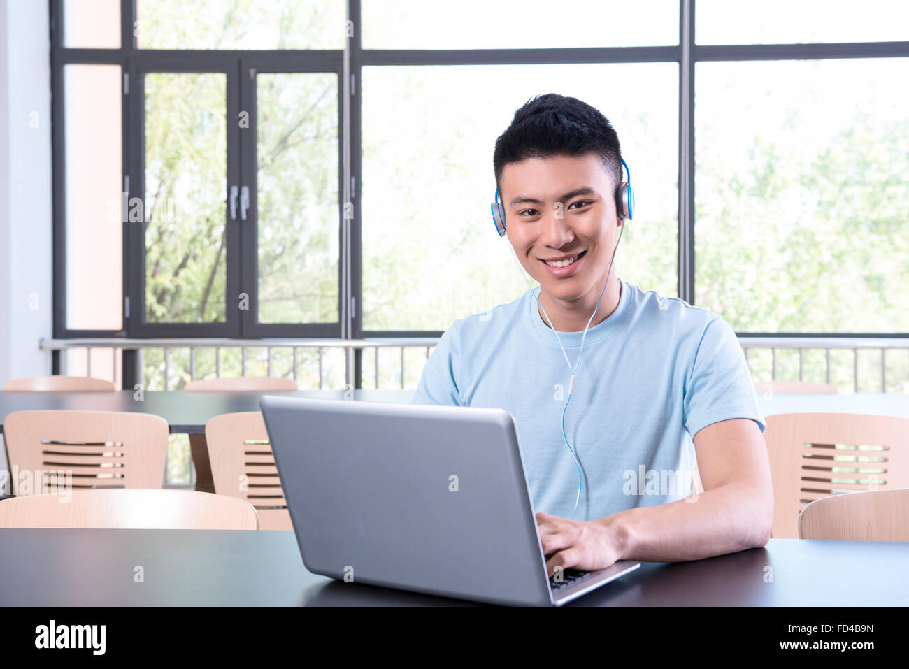 College student using laptop in library Stock Photo - Alamy