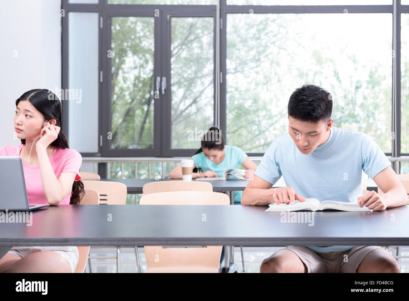 College students studying in library Stock Photo - Alamy