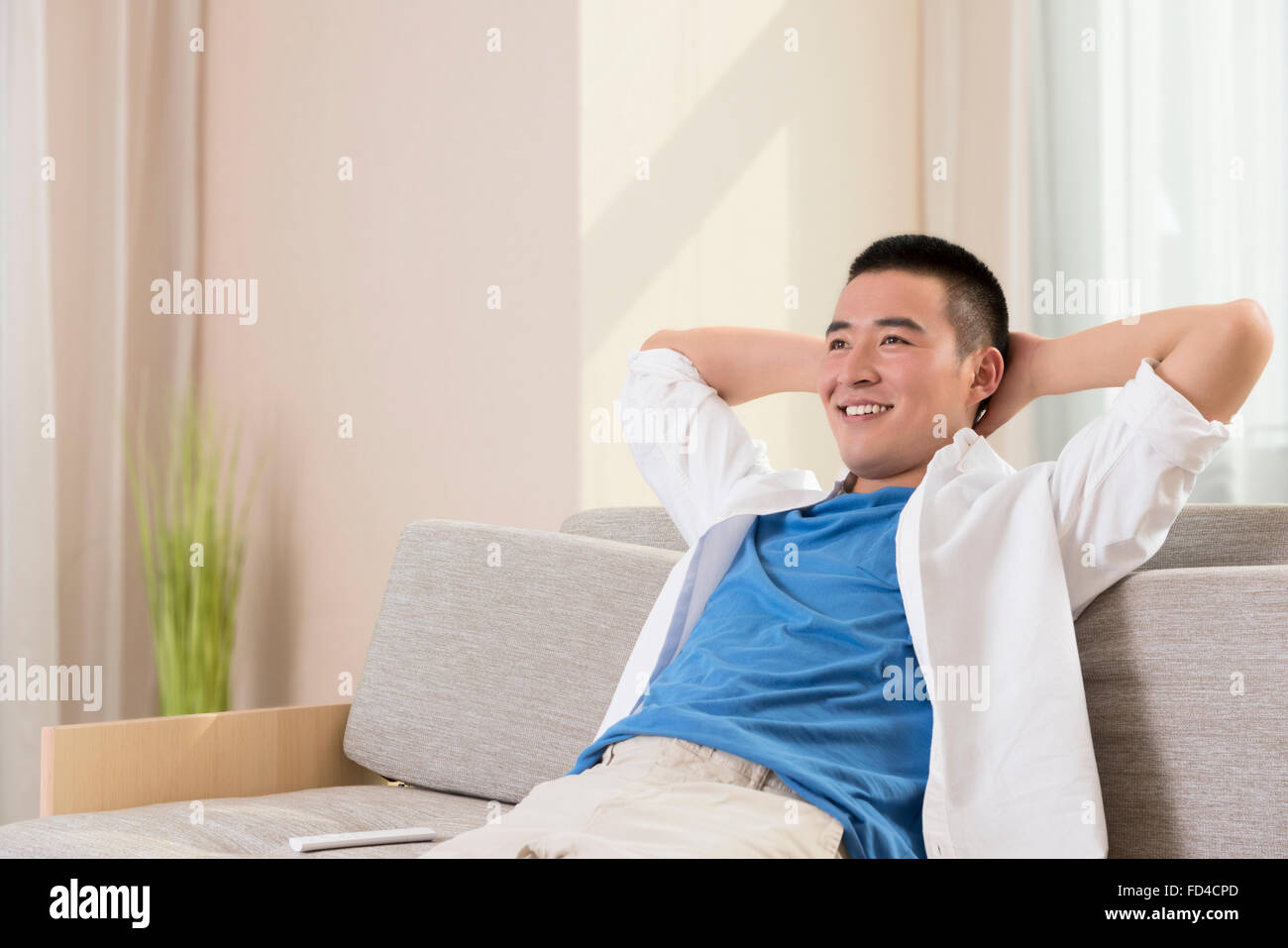 Family watching tv back view hi-res stock photography and images - Alamy