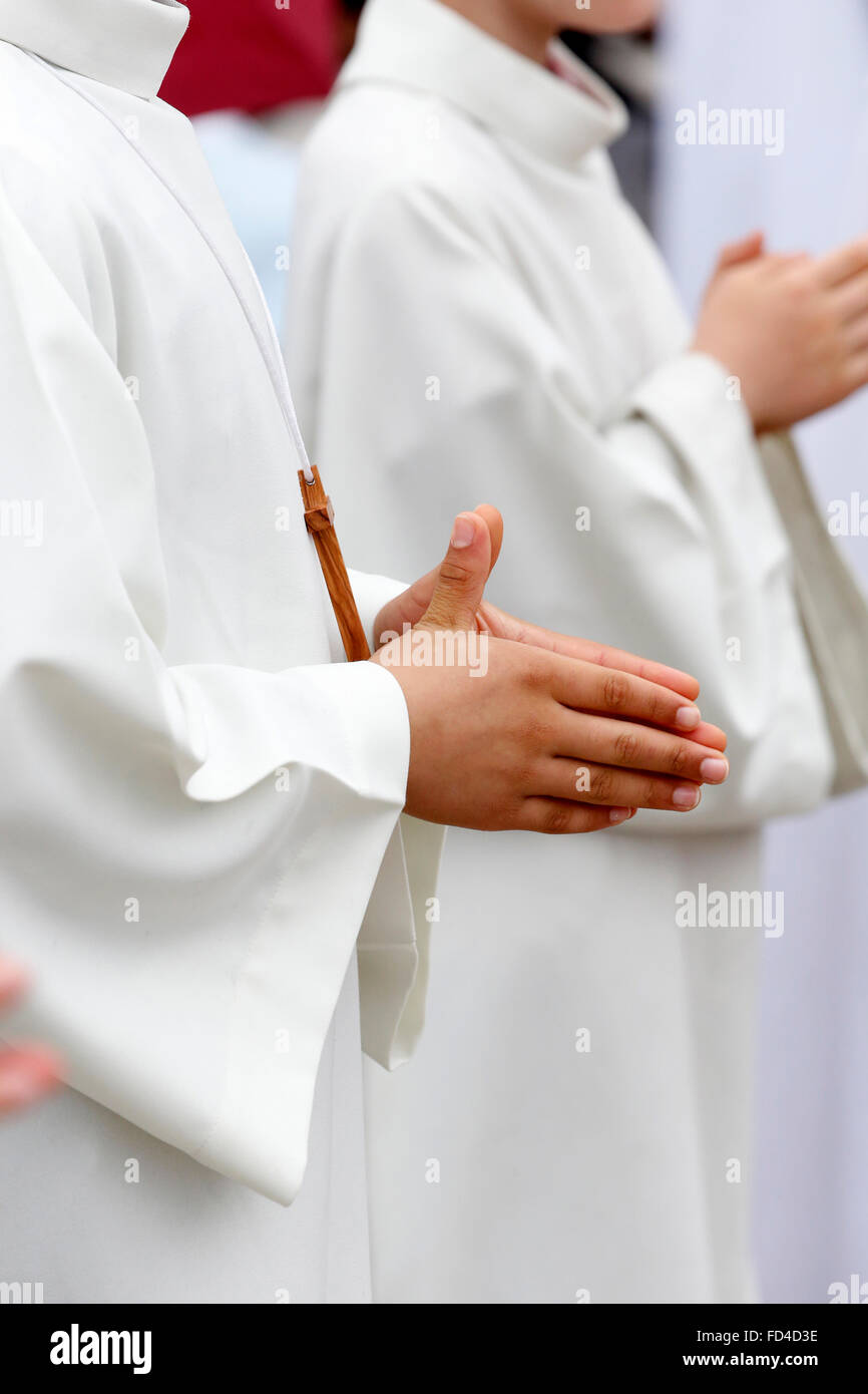 Praying altar boys Stock Photo - Alamy