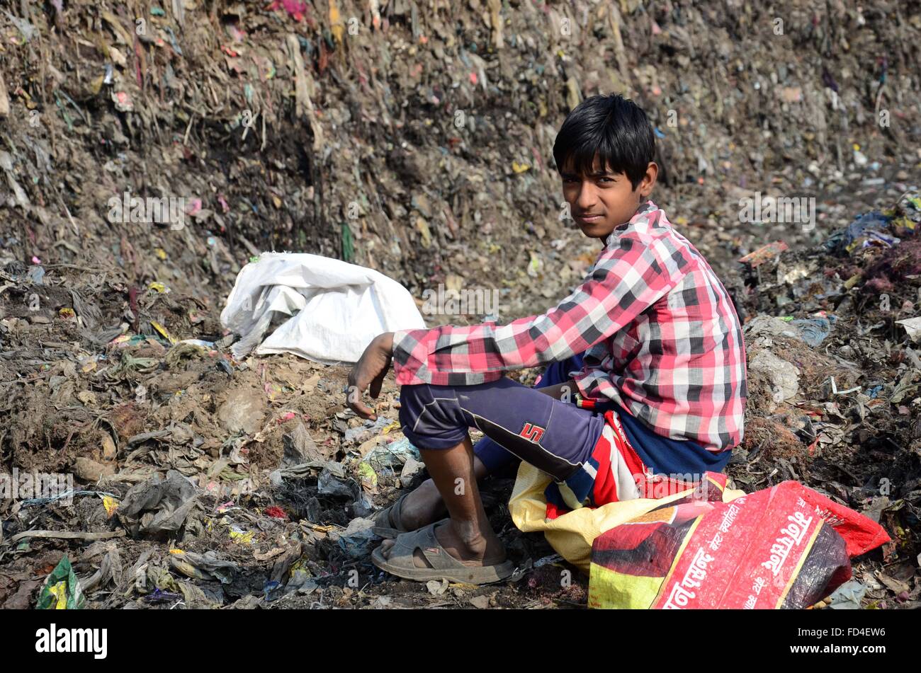 Varanasi, Uttar Pradesh, India. 28th Jan, 2016. Varanasi: A garbage ...