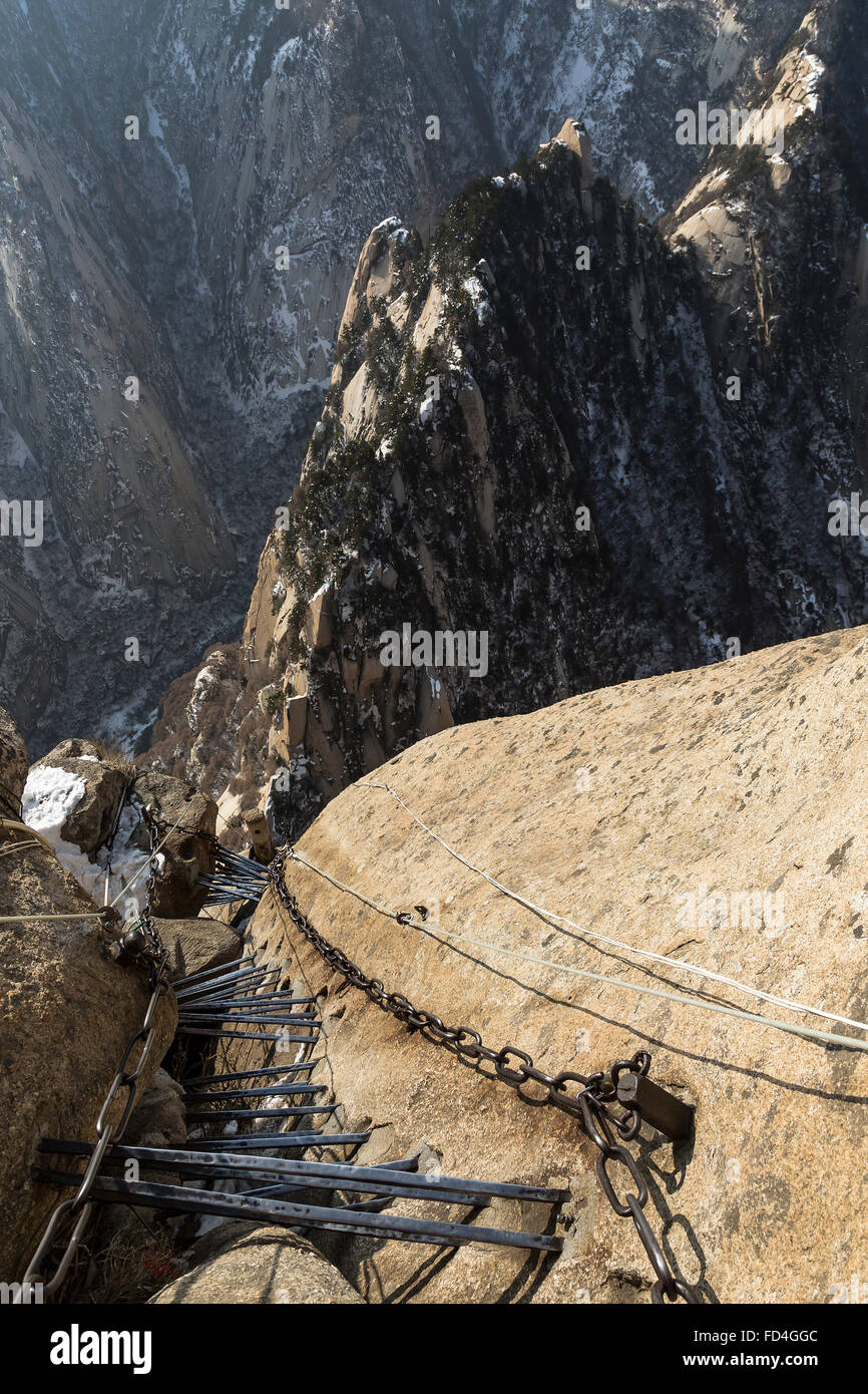 Chains and metal ladder going down the South Peak of mount Huashan ...