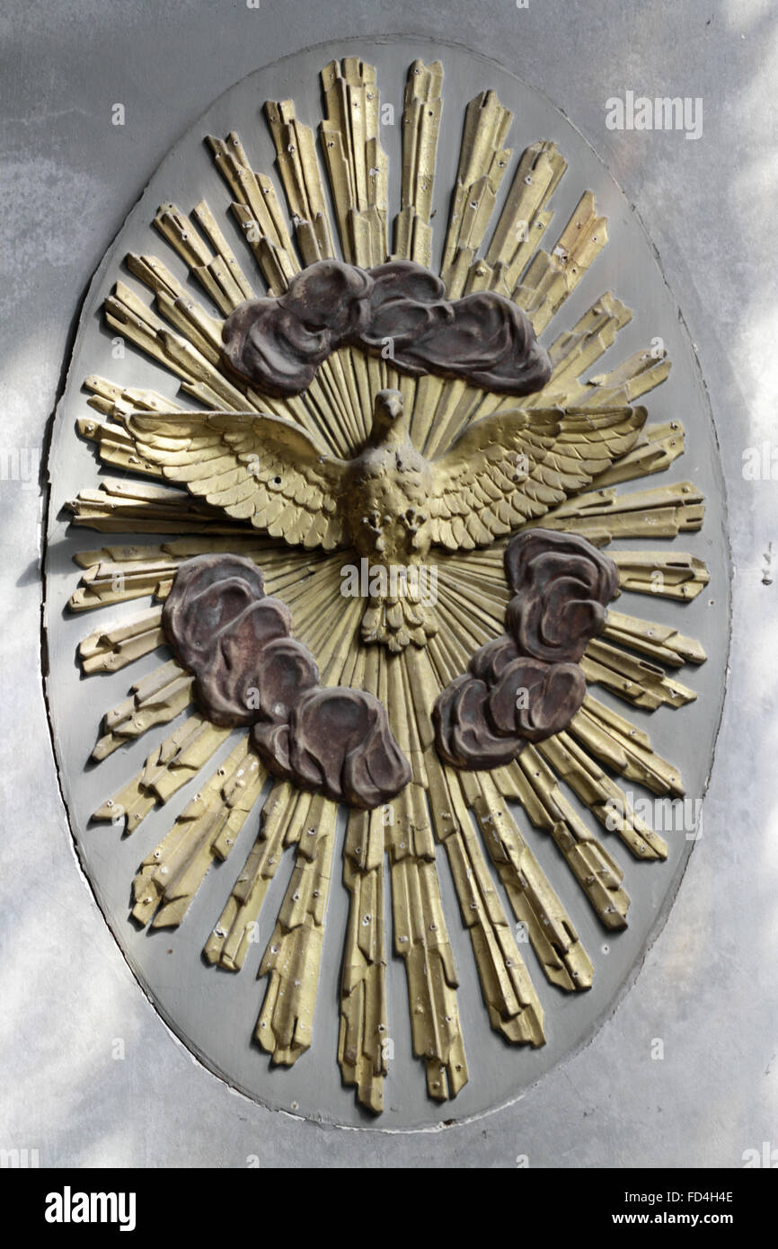 Holy spirit sculpture dove hi-res stock photography and images - Alamy