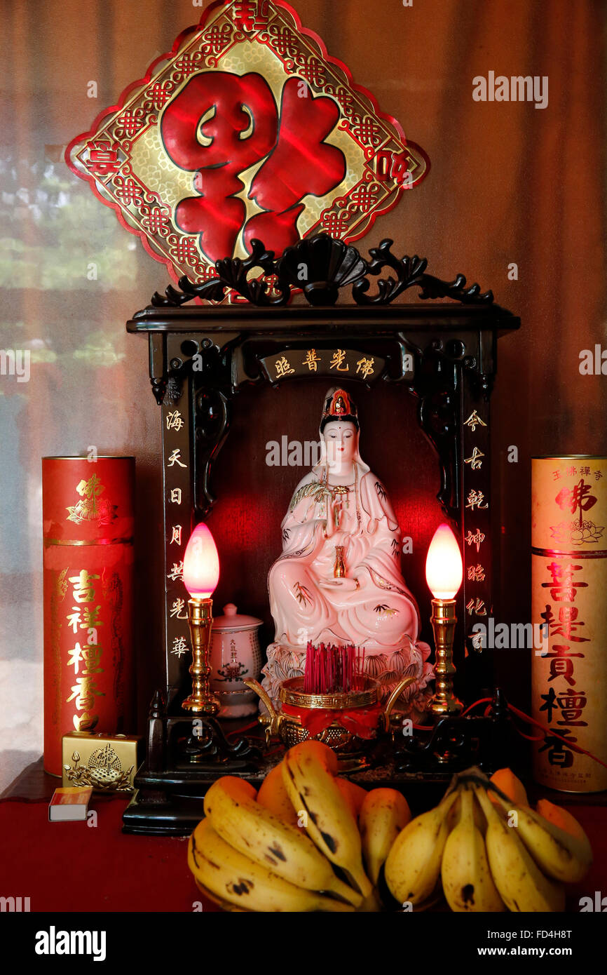 Altar in a Chinese restaurant Stock Photo - Alamy