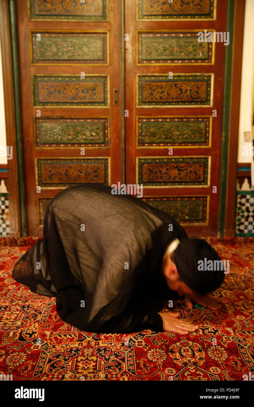 Iraqi Shi'ite muslim praying Stock Photo - Alamy
