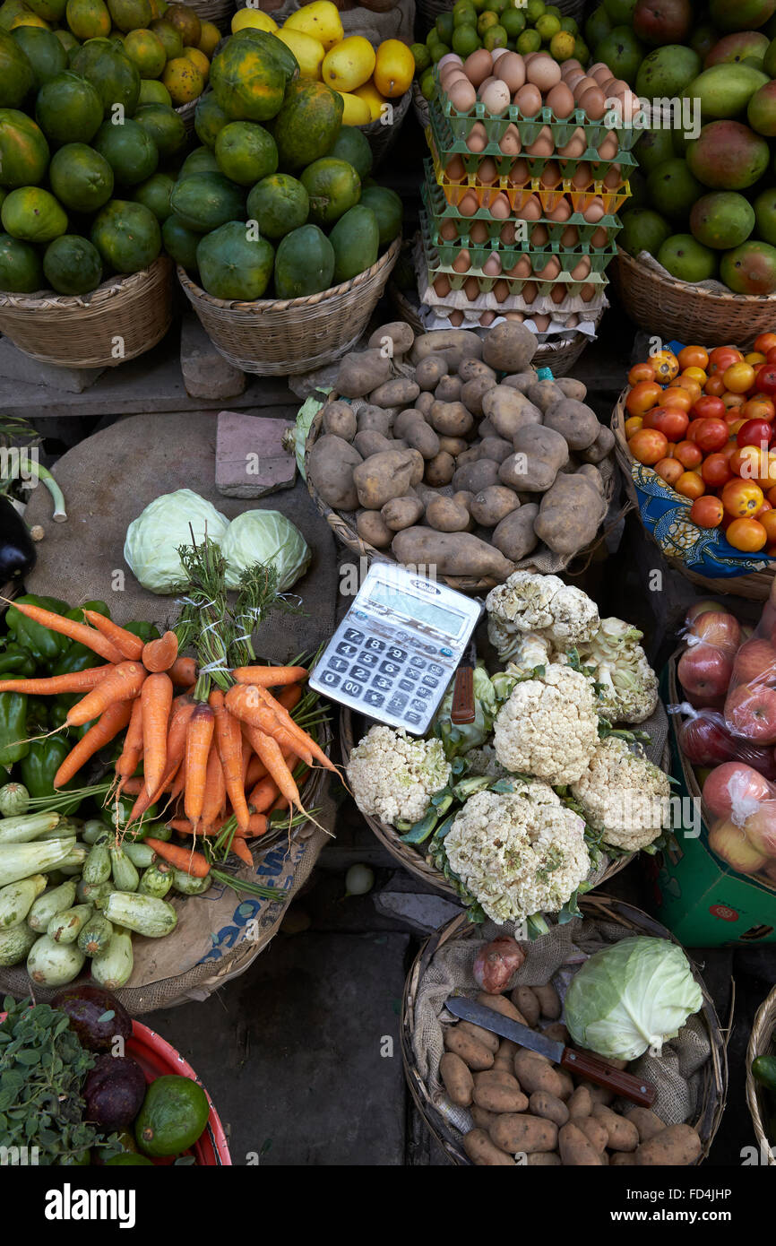 Fruit and vegetable shop Stock Photo - Alamy