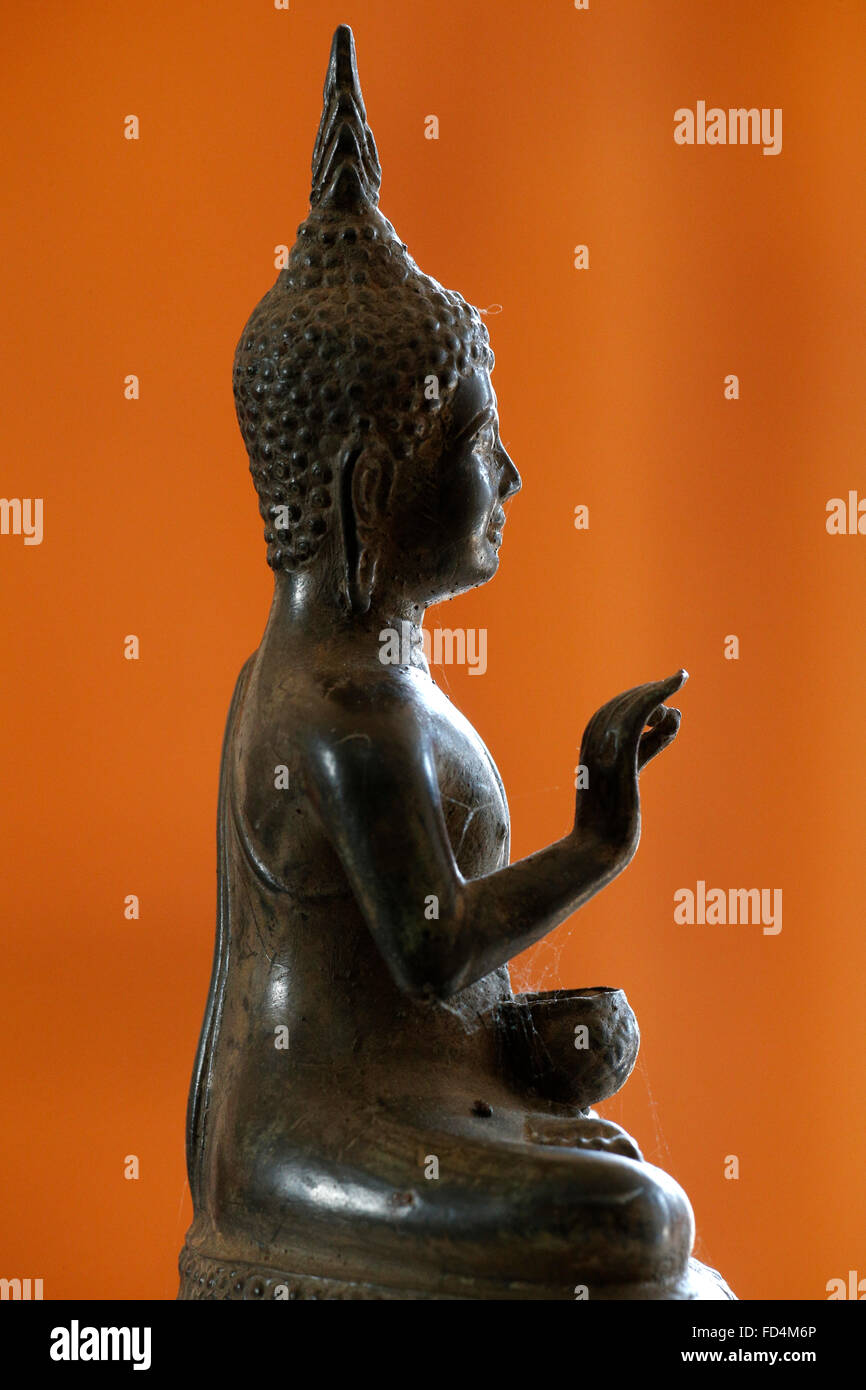 Buddha statue. Profile Stock Photo - Alamy