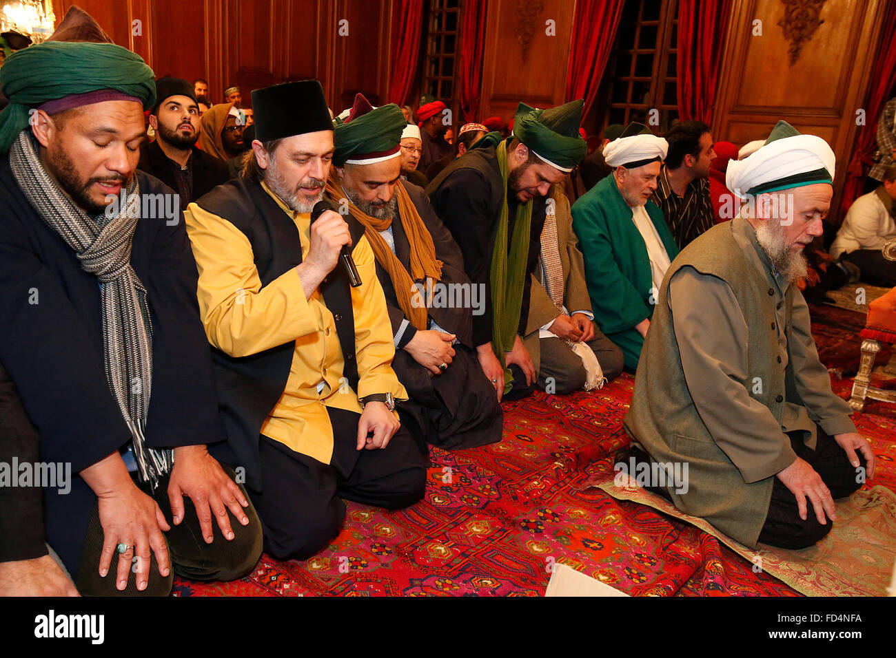 Muslim prayer led by Naqshbandi sufi sheikh Mehmet Adil Al Haqqani ...