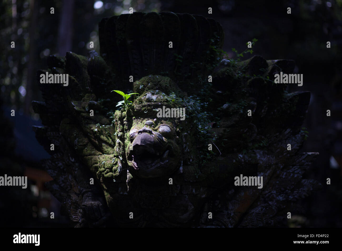 Moss covered statue hi-res stock photography and images - Alamy