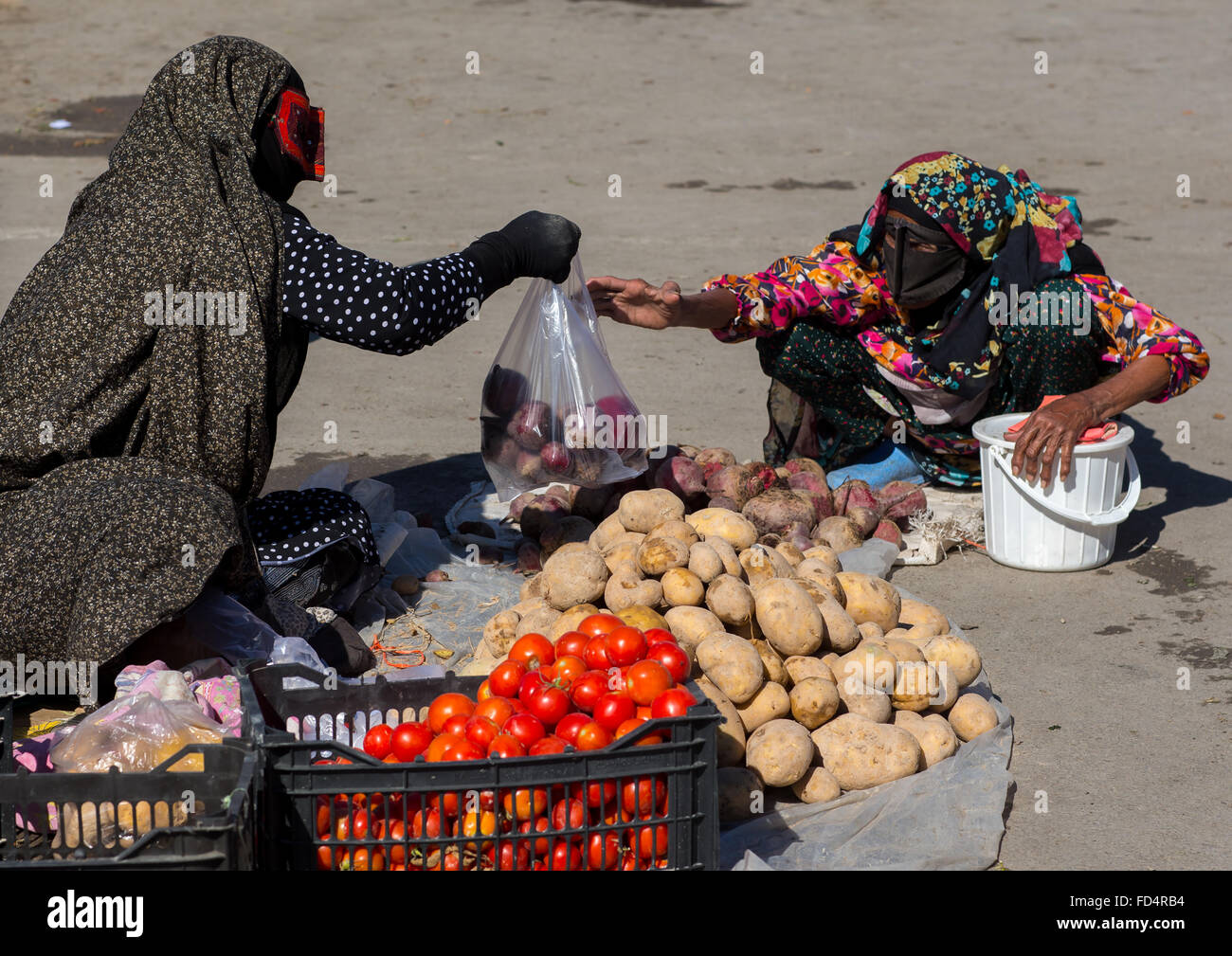Bandari women wearing mask burqa hi-res stock photography and images ...
