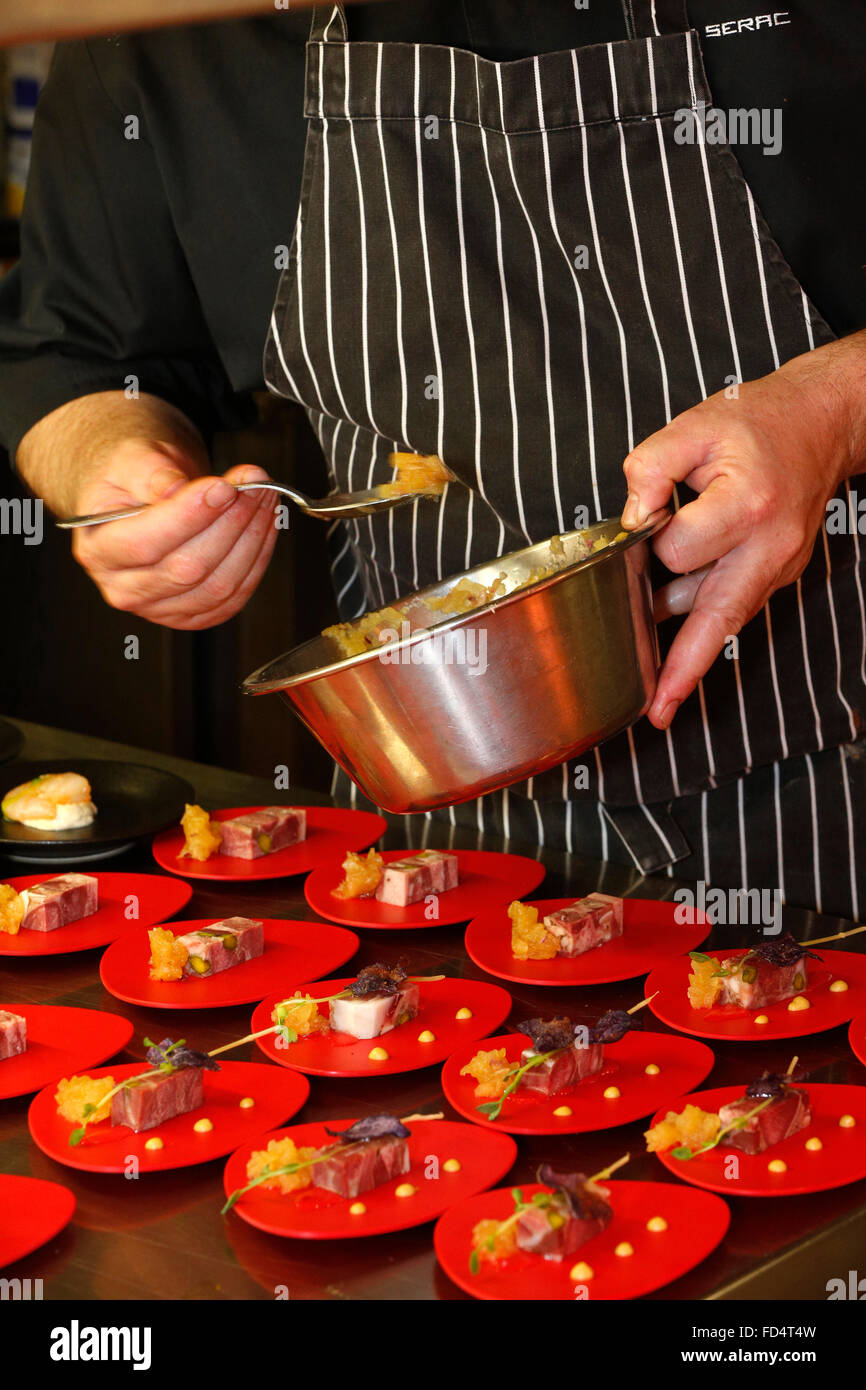 Kitchen hand restaurant hi-res stock photography and images - Alamy