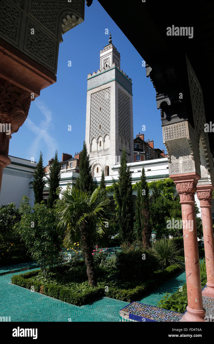 Paris Great Mosque. Garden and minaret Stock Photo - Alamy