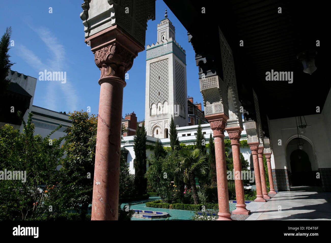 Paris Great Mosque. Garden and minaret Stock Photo - Alamy