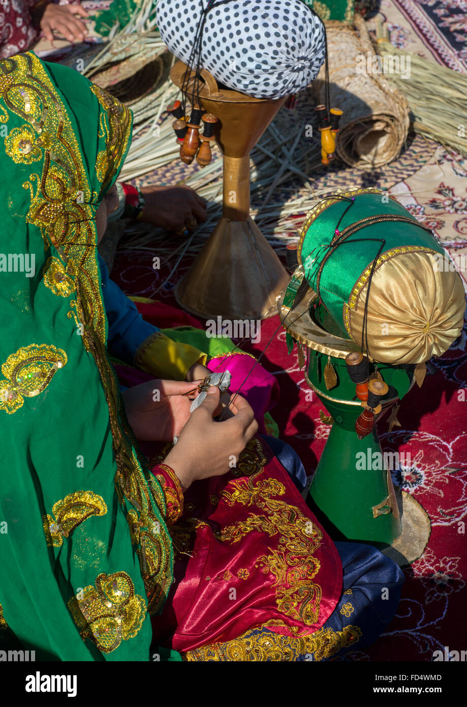 girls weaving a belt, Hormozgan, Bandar-e Kong, Iran Stock Photo - Alamy