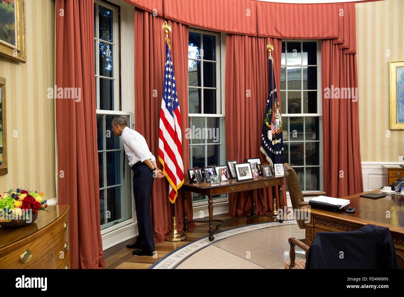 Looking out oval office window hi-res stock photography and images - Alamy
