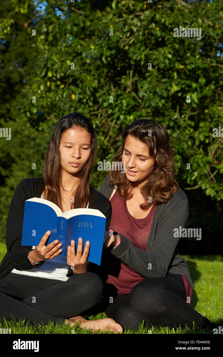 Teenagers reading a Bible Stock Photo - Alamy
