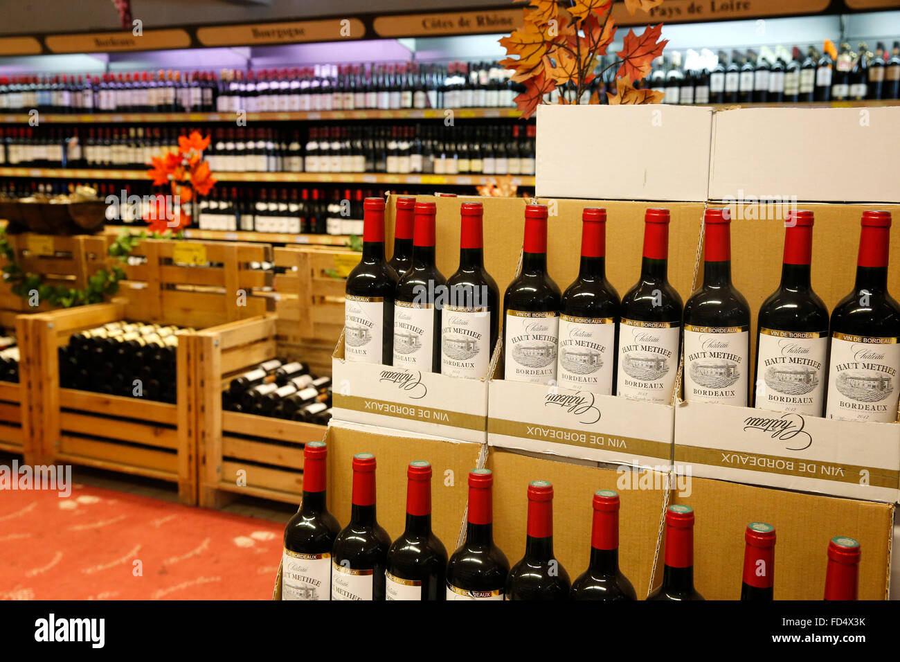 Supermarket. Wine section Stock Photo - Alamy