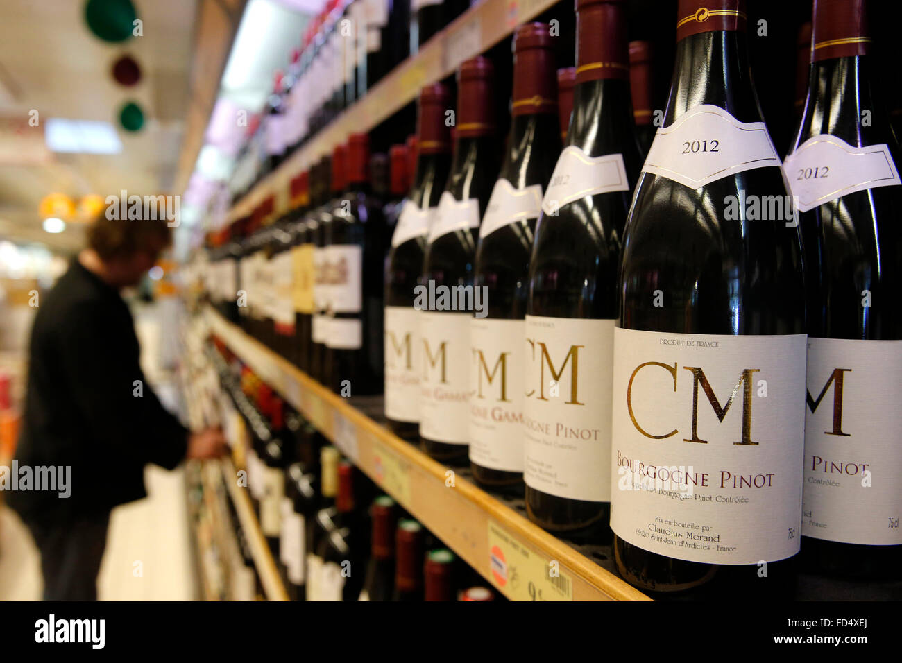 Supermarket. Wine section Stock Photo - Alamy