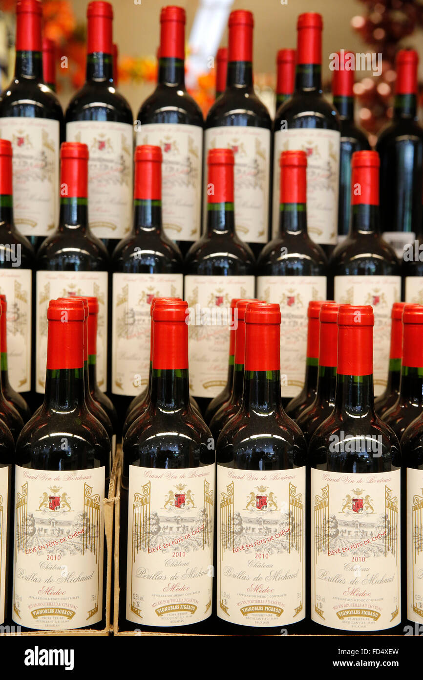 Supermarket. Wine section Stock Photo - Alamy