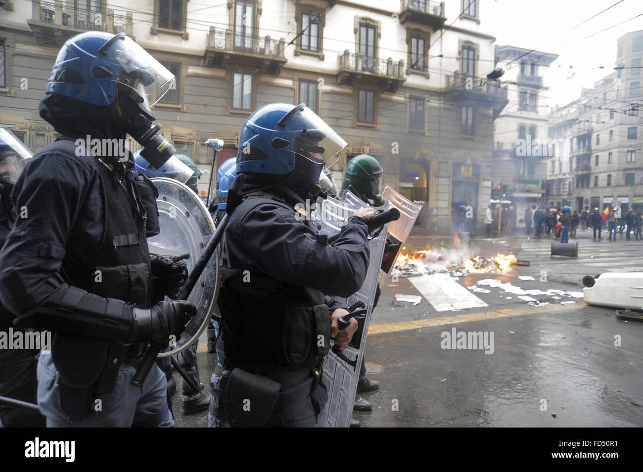 Police gas mask hi-res stock photography and images - Alamy