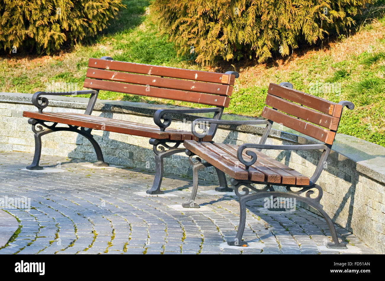 Empty park benches hi-res stock photography and images - Alamy