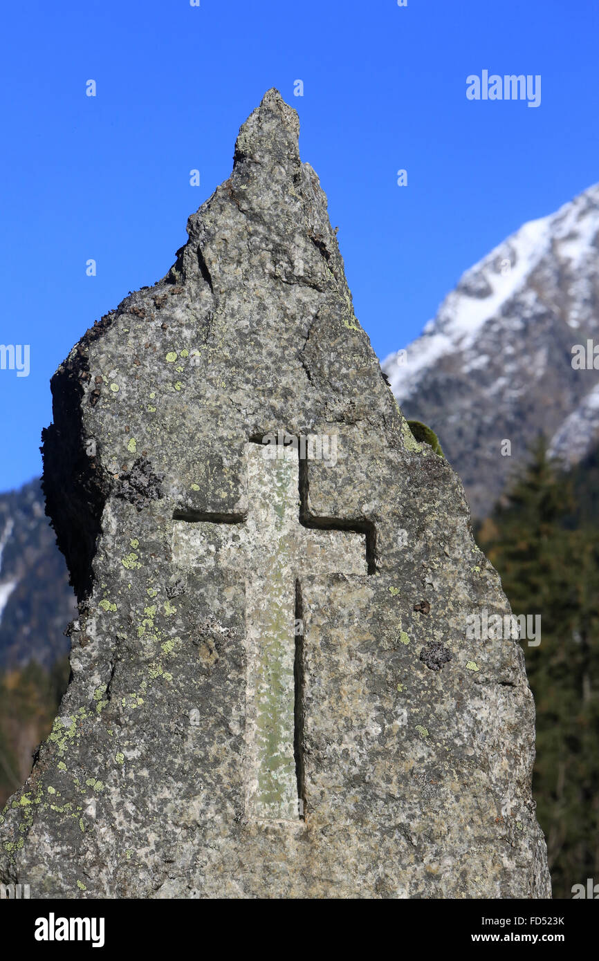 Cross shaped tombstone hi-res stock photography and images - Alamy