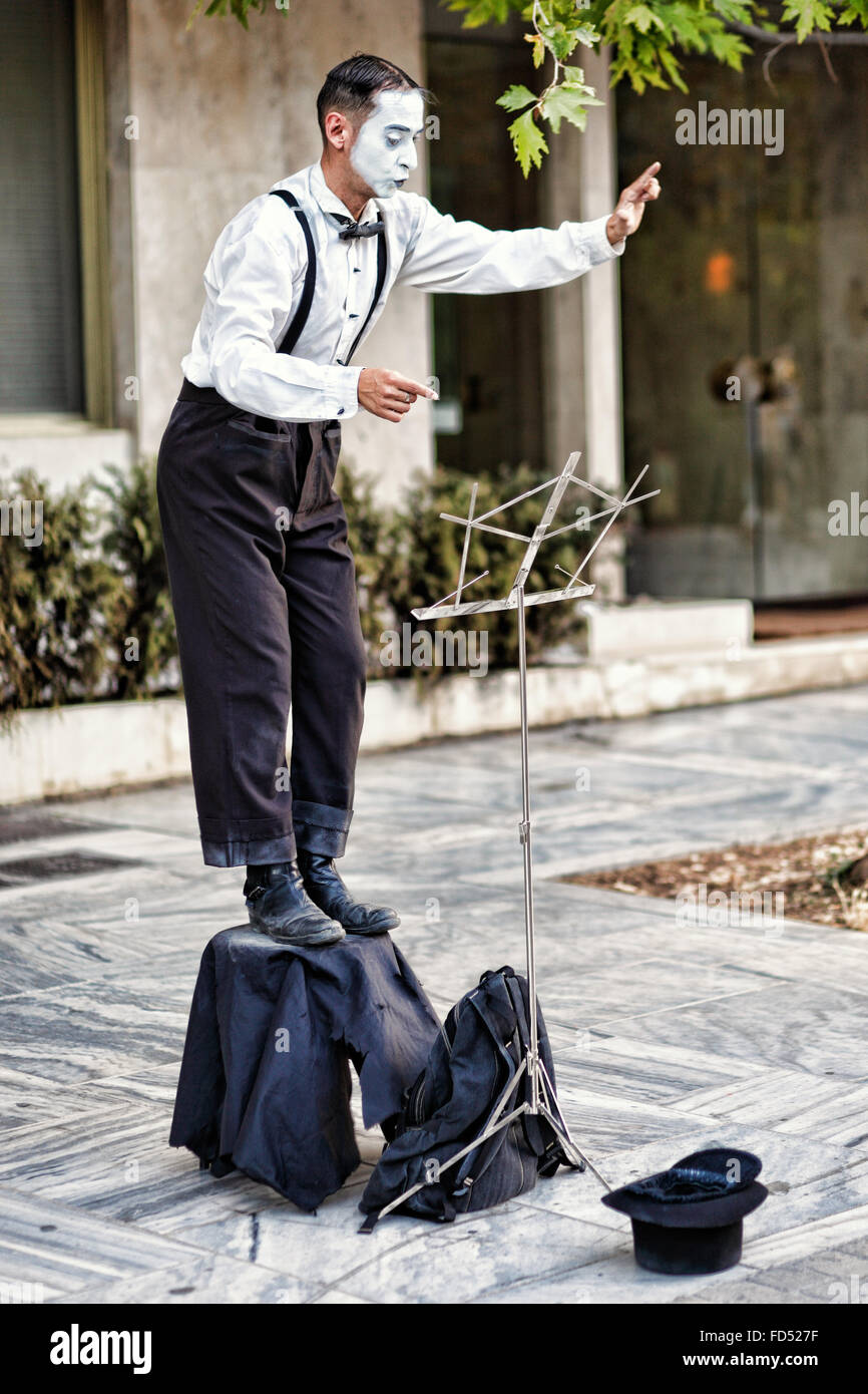 A mime performs in the streets of Athens, Greece Stock Photo - Alamy