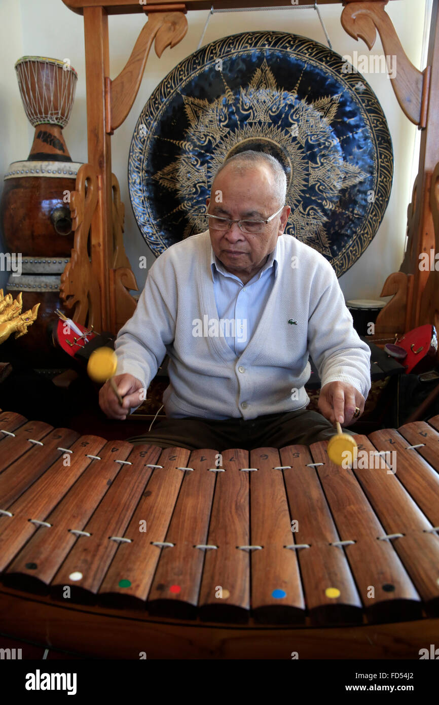 Wat Velouvanaram. Laotian traditional music. Xylophone Lanat Stock ...