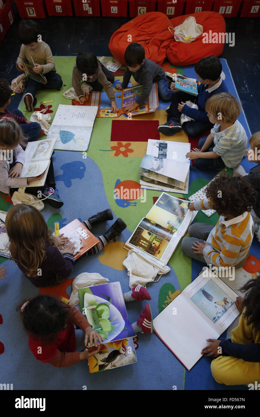 Primary school library Stock Photo - Alamy