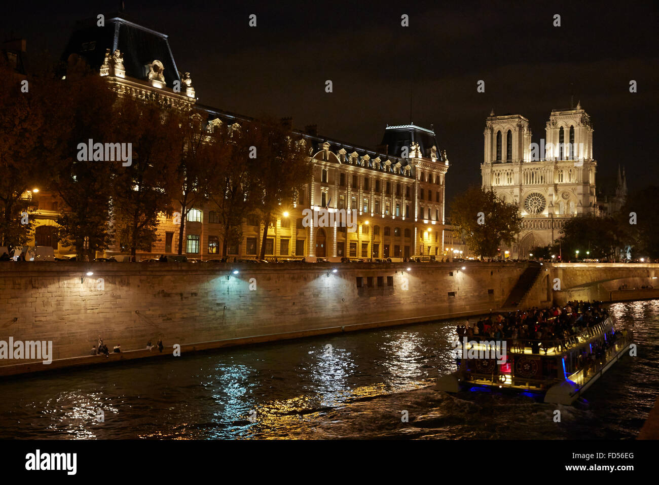 Seine river near notre dame cathedral hi-res stock photography and ...