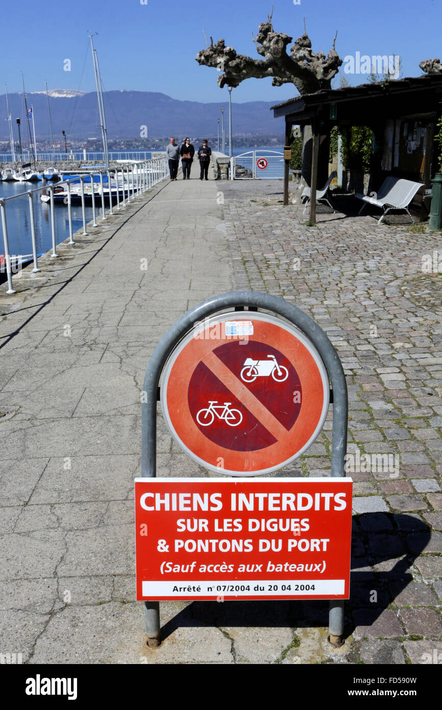 Sign "No dogs on the dikes and harbor pontoons (except access to ships ...