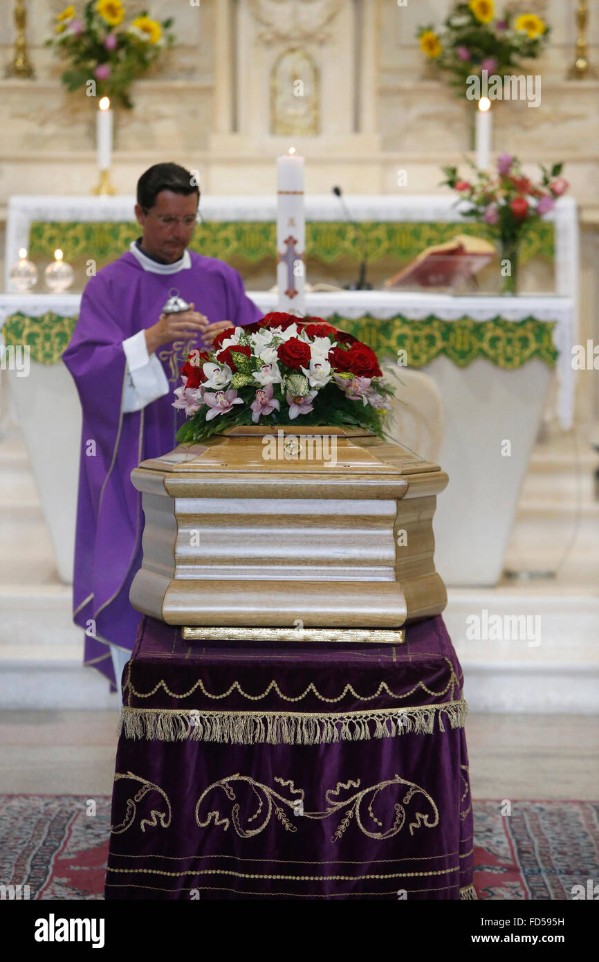 Catholic priest funeral hi-res stock photography and images - Alamy